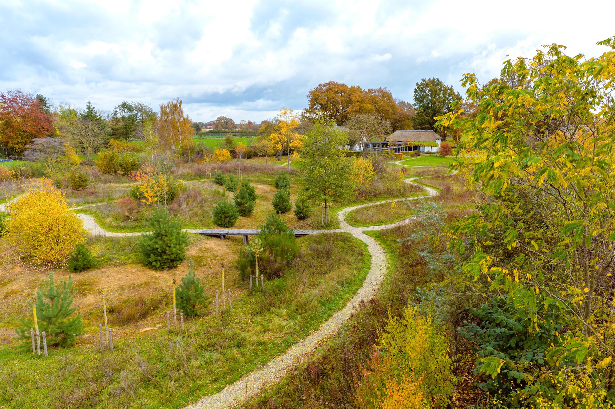 Landelijke tuin met glooiing en kronkelpaden - Greenm²